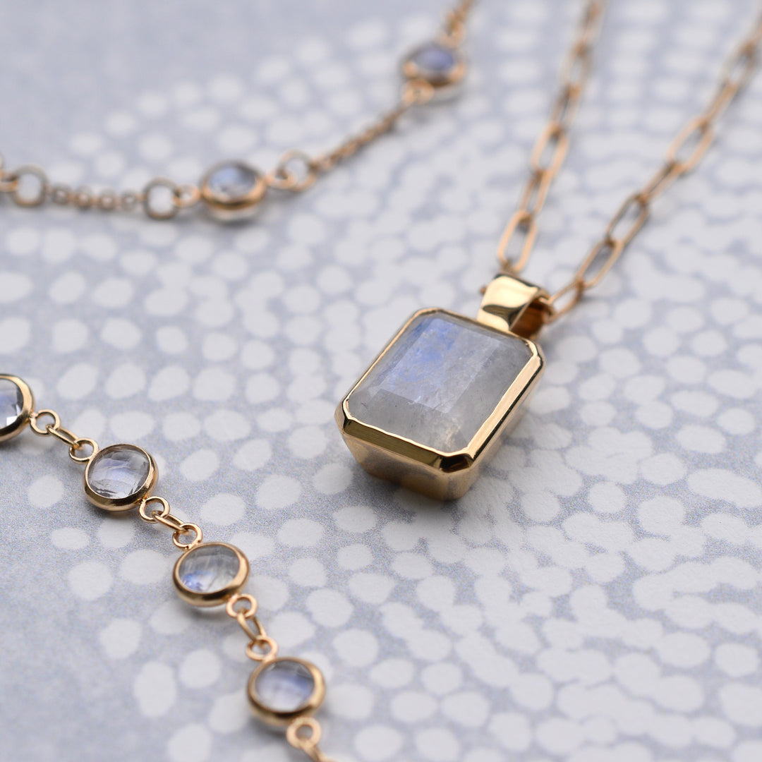 Moonstone – symbolic meaning and gemstone care